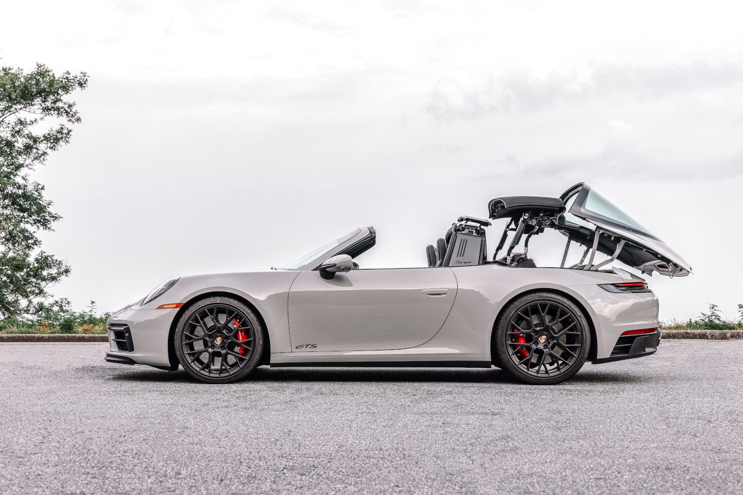 How does the Porsche 911 (992) Targa Roof Work?